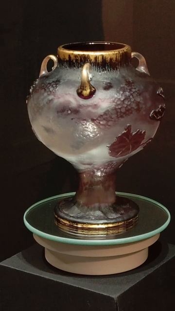 Ваза с вьюнками. 1898-1902. Братья Кристиан Мейзенталь. Ваза с клемантисом. 1893-1903. Бургун Шверер