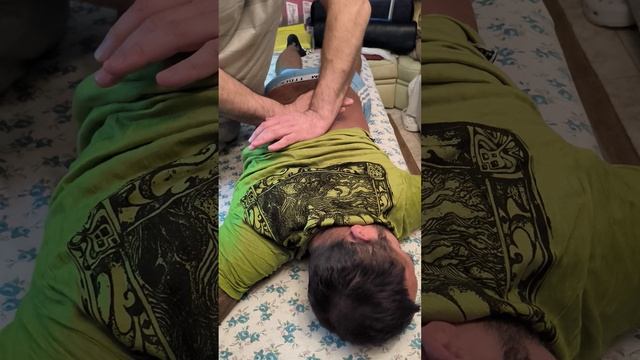 Как провести декомпрессию позвоночника, лежа лицом низ. Обучение мануальной терапии.