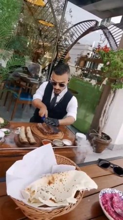 Чудо повар в Арабских Эмиратах. Шоу с подачей мяса в ресторане. Полна впечатлений!) апрель 2024г.
