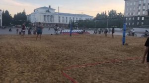Пляжный волейбол на площади Ленина
