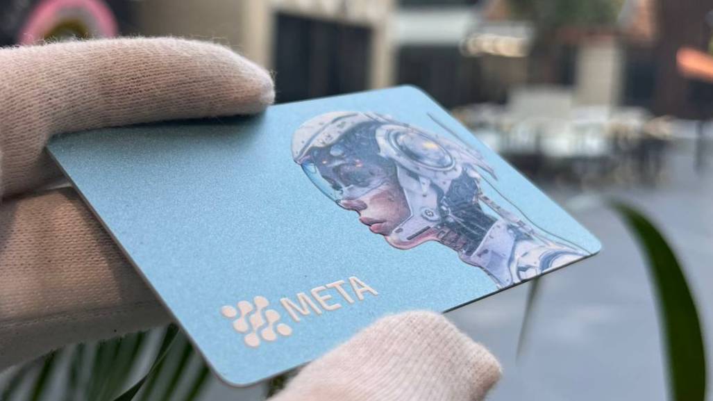 Карта клиента на металле с лакировкой и печатью белилами