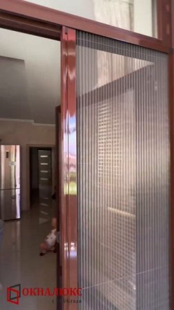 Сетка плиссе с низким порогом от комаров и москитов установленная на балконную дверь в Севастополе