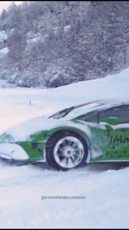 Lamborghini Huracan Drifting in Snow