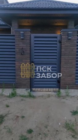 Забор жалюзи на кирпичных столбах