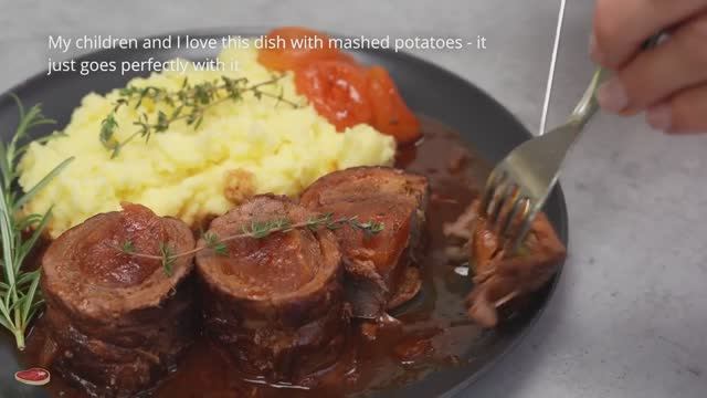 Тушеные говяжьи рулеты с соусом из красного вина