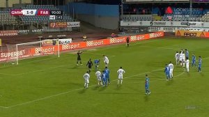 Scandal la Mediaş. Arbitrul, scos de bodyguarzi de pe teren după ce a dat penalty în minutul 90+5