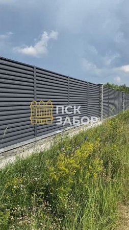 Забор жалюзи на блочных столбах