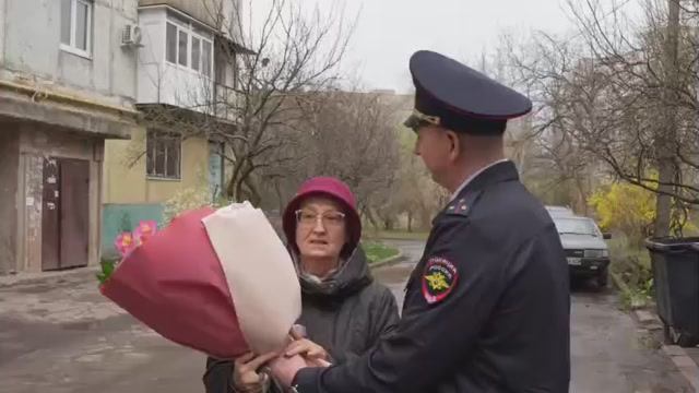 Полицейские навестили пенсионерку из Донецка, которая не позволила мошенникам себя обмануть