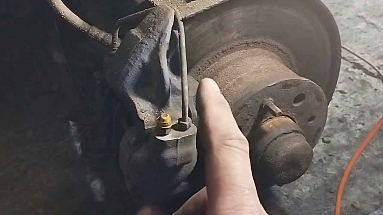 Как самому заменить тормозную трубку и прокачать тормоза.