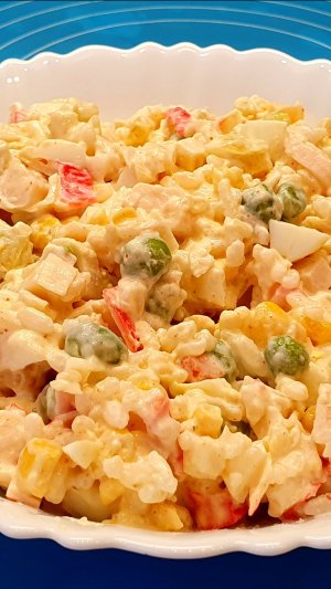 Салат из гавайской смеси с крабовыми палочками