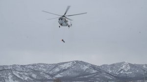 Камчатские спасатели провели очередную тренировку по беспарашютному десантированию
