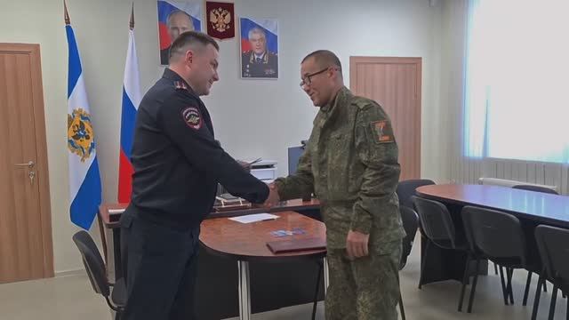 В Херсонской области полицейские вручили российский паспорт уроженцу Узбекистана – добровольцу СВО