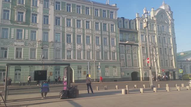 Около метро "Библиотека им Ленина"  / г. Москва / 4К