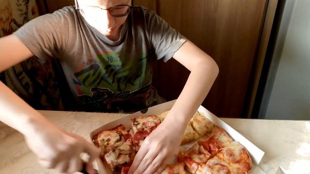 Сравниваю разные пиццы из Глобуса