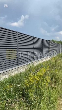23 Забор жалюзи RAL7024 в порошковом покрытии, на ленточном фундаменте. Блочные столбы Слане