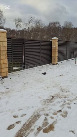 Ворота откатные со встроенной калиткой. Жалюзи ral 8019 покрытие порошковое матовое