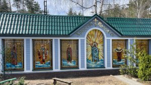 Стелла в г. Дзержинск. Витражи с ликами.
