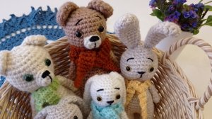 Много игрушек из остатков пряжи. Футболка из хлопка с круглой кокеткой.