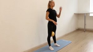 Прыжки с мячом, зажатым в коленях