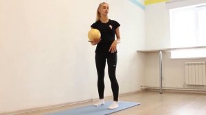 Отбивы мяча двумя руками, ловля в одну