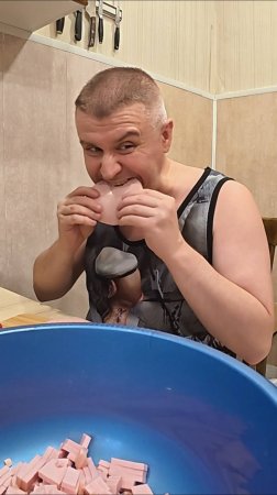Вован украл КОЛБАСУ)