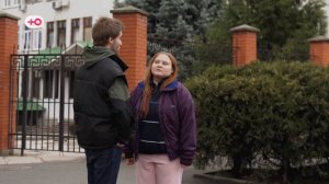 Беременная девушка следит за молодым человеком