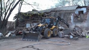 В п. Первомайский началась работа по сносу аварийного многоквартирного дома