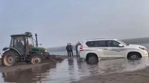 Экшн-триллер: как трактор пытался спасти утопающую машину...
