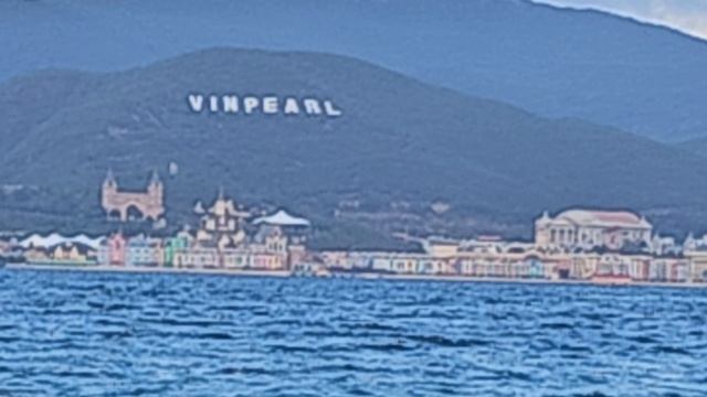 В стороне от центрального пляжа... Загораем с местными!