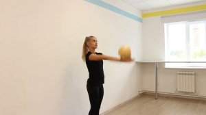 Бросок мяча одной рукой, ловля двумя