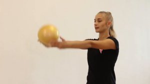 Катим мяч по рукам без остановки