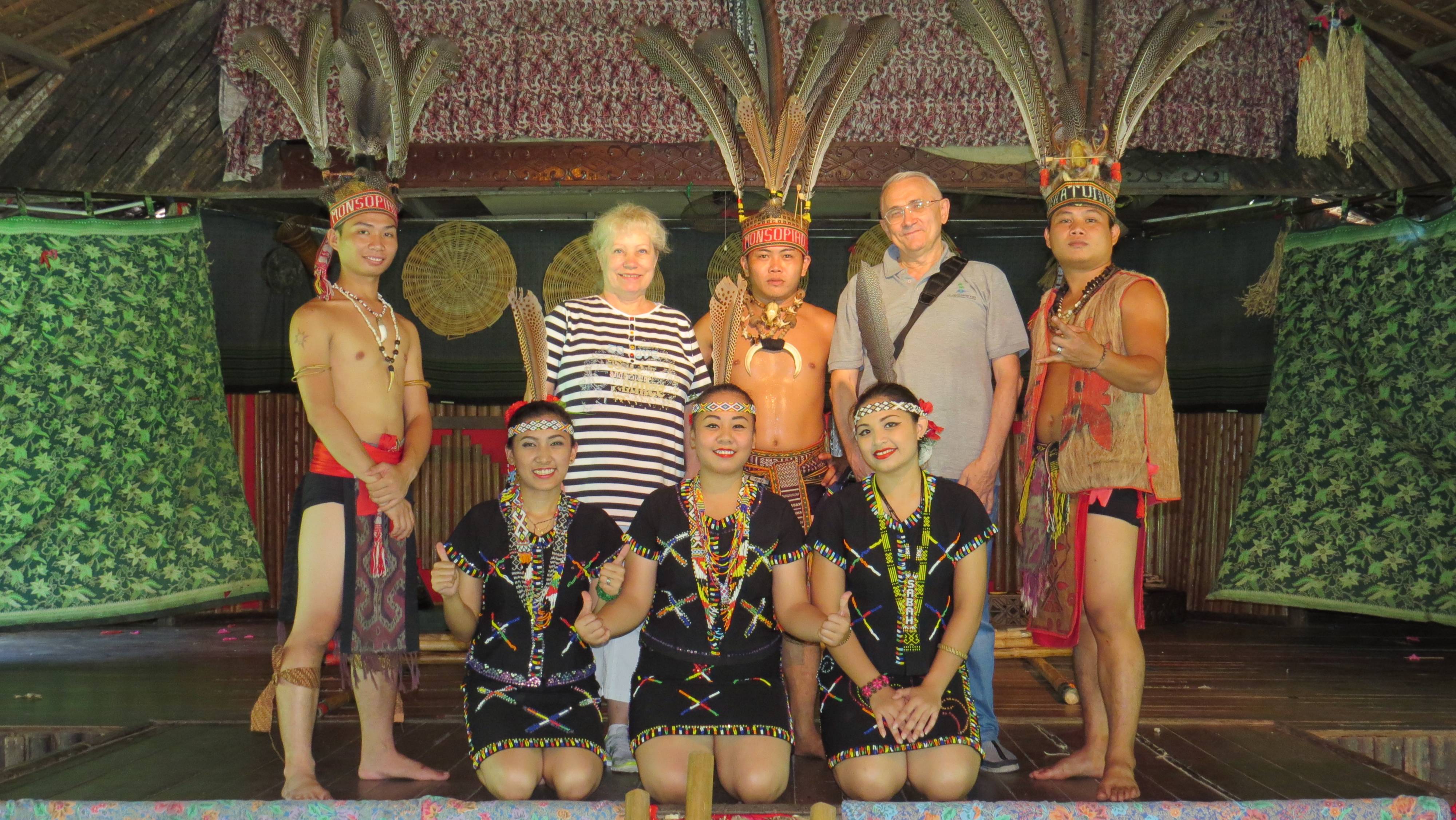 Танцы с шестами. БОРНЕО. Этническая деревня MONSOPIAD VILLAGE. 
Традиционные танцы даяков.