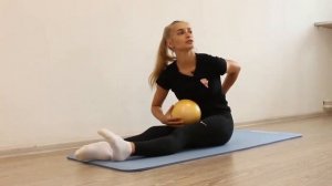 Перекат мяча с ног к животу