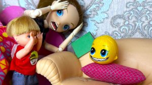 НЕ ЧИТАЙ ЭТУ СКАЗКУ НА НОЧЬ..😱 КОЛОБОК Катя и Макс веселая семейка куклы Барби истории ДАРИНЕЛКАТВ