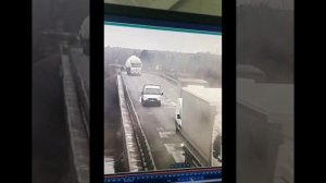 Мост не выдержал тяжести грузовика и просел. Движение на трассе встало