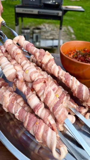 Крученый шашлык из свиной грудинки
