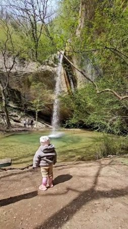 Крым ребенок и водопад