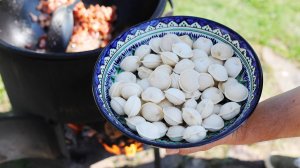 Пельмени карбонара в казане на костре