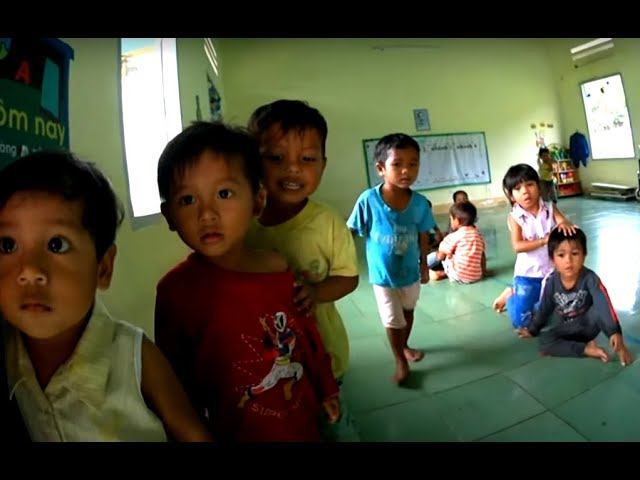 Юные проводницы и ясельная группа...  Вьетнам  декабрь 2018