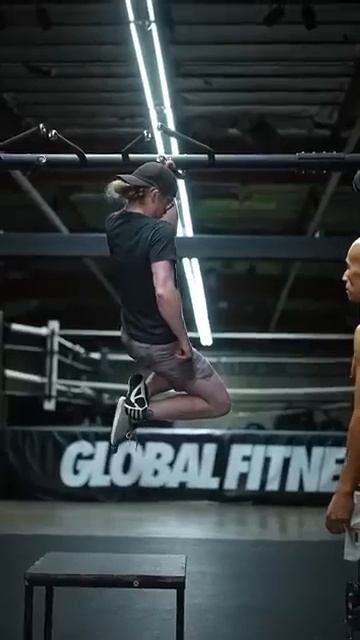 Legend teaches Flexy One arm pull up #stayflexy @frank medrano