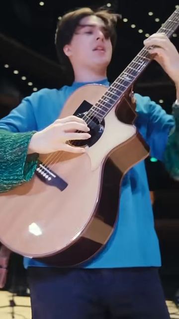 Когда гитарист выводит оркестр из строя…