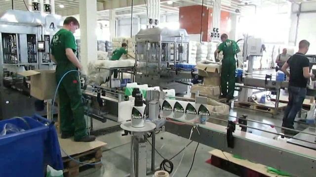 Этикет на канистрах в составе автоматическая линия розлива в ПЭТ тару от ООО «БЛС Инжиниринг».