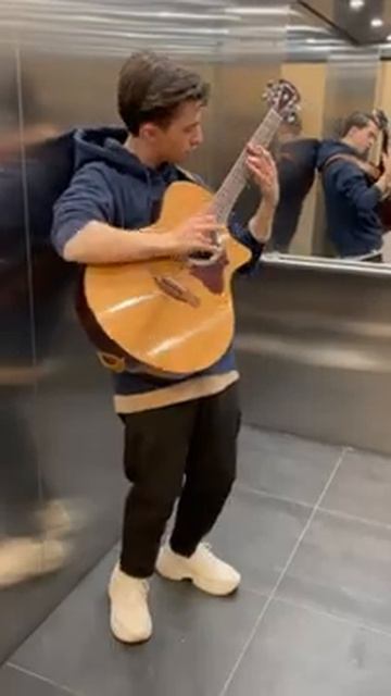 Marcin plays Snow Monkey in his elevator (Clip)