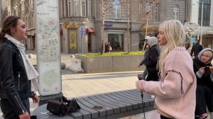 Милая русская девушка поёт для бездомного – трогательный момент на улице! ❤️