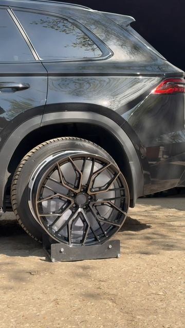 Geely Monjaro на примерке дисков в 20-ом диаметре