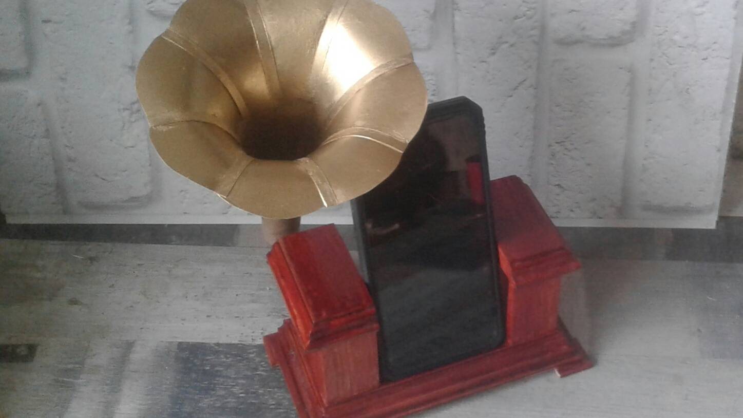 грамофонная подставка под телефон