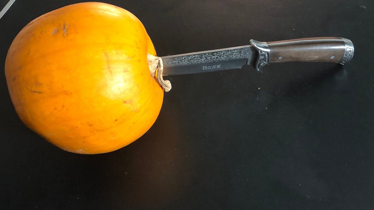 Смертельный номер  Охотничий нож победил тыкву ! Она долго сопротивлялась!