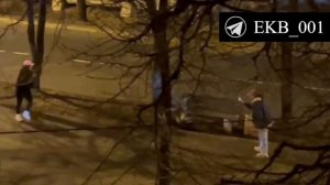 На Уралмаше две девушки устраивают под окнами ночные дискотеки