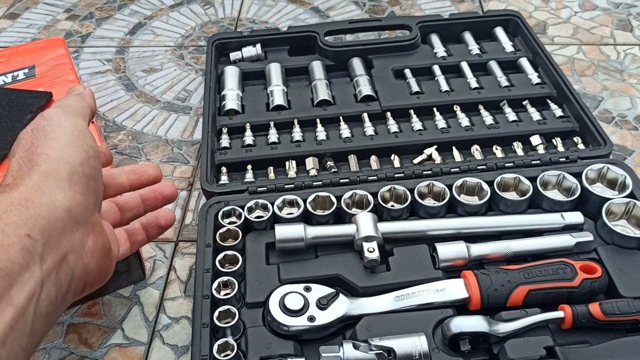 В подарок мужчине - набор инструментов для автомобиля.