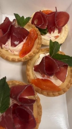 Тарталетка с копченым мясом нежным кремом и запеченным перцем